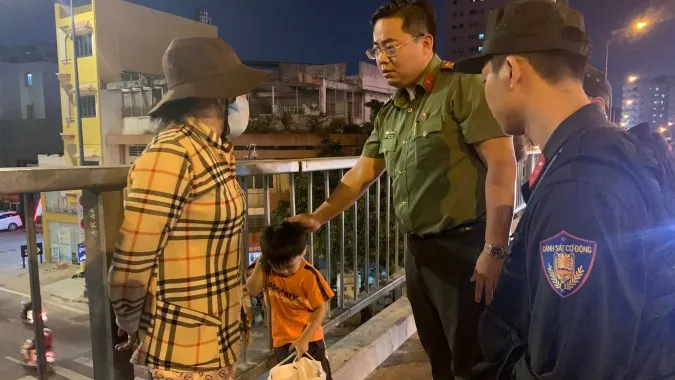 TPHCM: Tặng 300 phần quà và lì xì cho các em thiếu nhi cơ nhỡ