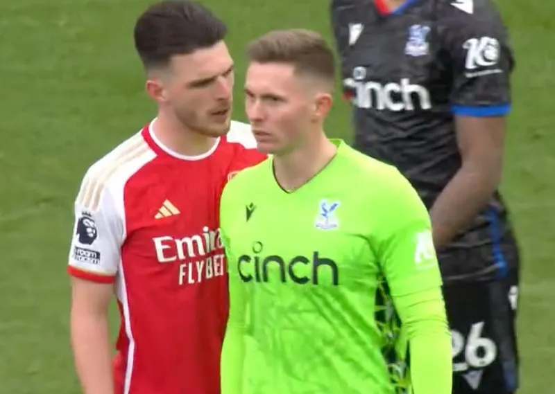 Declan Rice lườm nguýt cực gắt, dằn mặt đối thủ làm phiền trọng tài