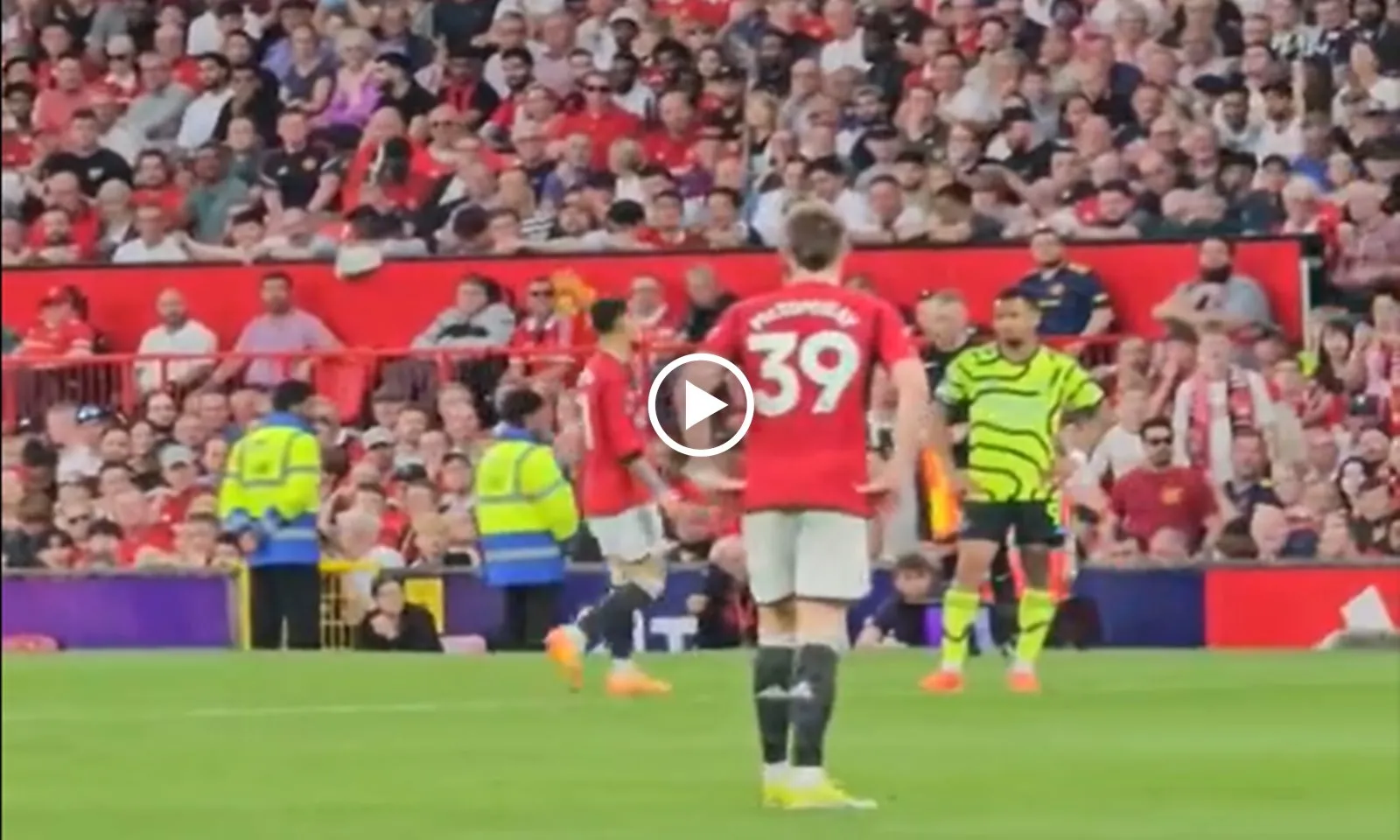 VIDEO: Antony nổi cáu với Ten Hag trong trận MU thua Arsenal