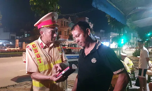 Không chịu đo nồng độ cồn, tài xế xe tải bị phạt 35 triệu đồng, tước ...