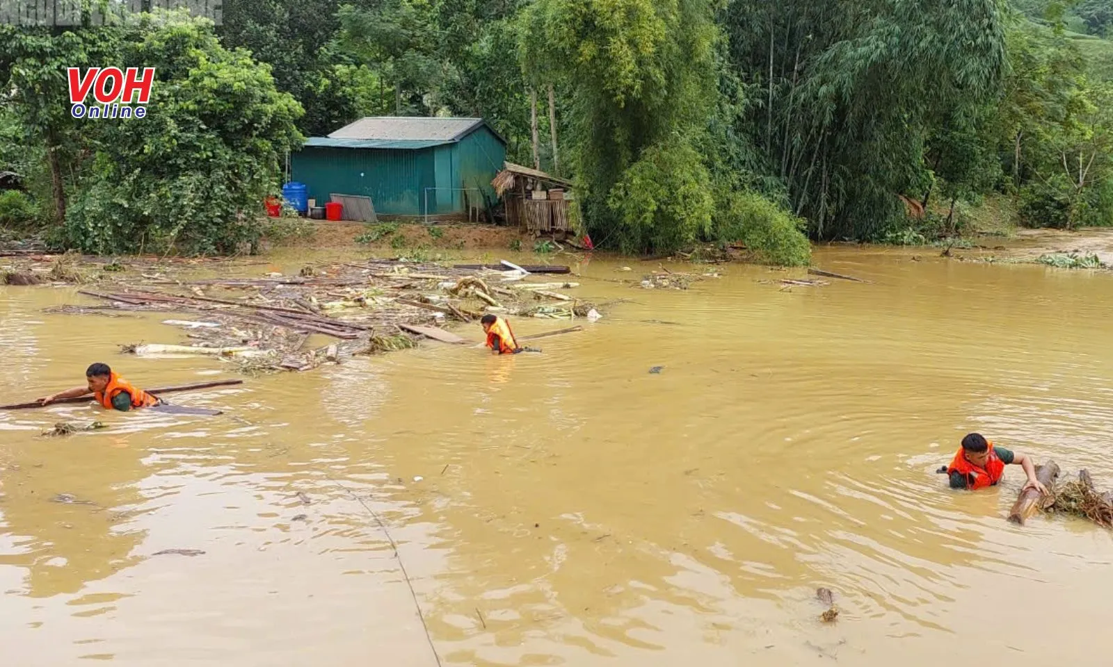 Tang thương bao trùm Làng Nủ: "Vợ con em chết hết cả rồi!"