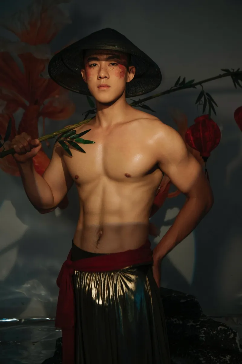 Nam vương Công Vinh đốn tim fan với body cực phẩm trong bộ ảnh múa lân Trung Thu