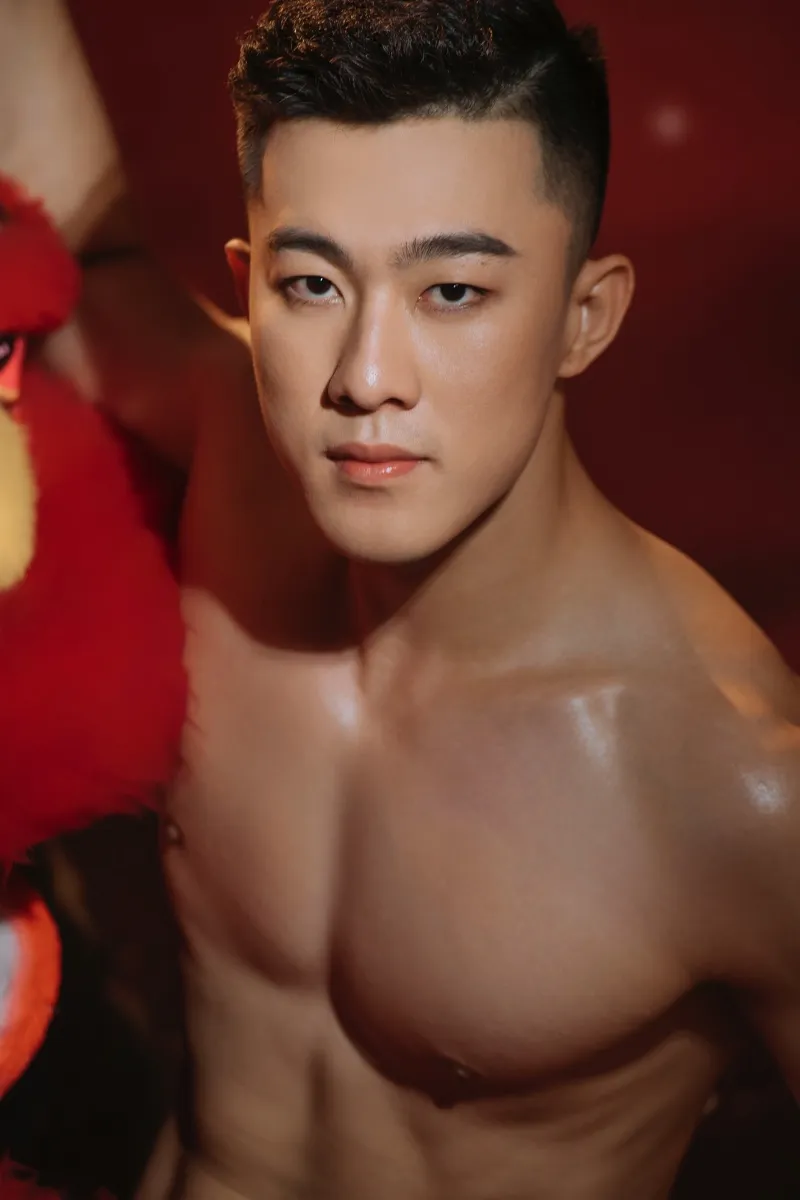 Nam vương Công Vinh đốn tim fan với body cực phẩm trong bộ ảnh múa lân Trung Thu