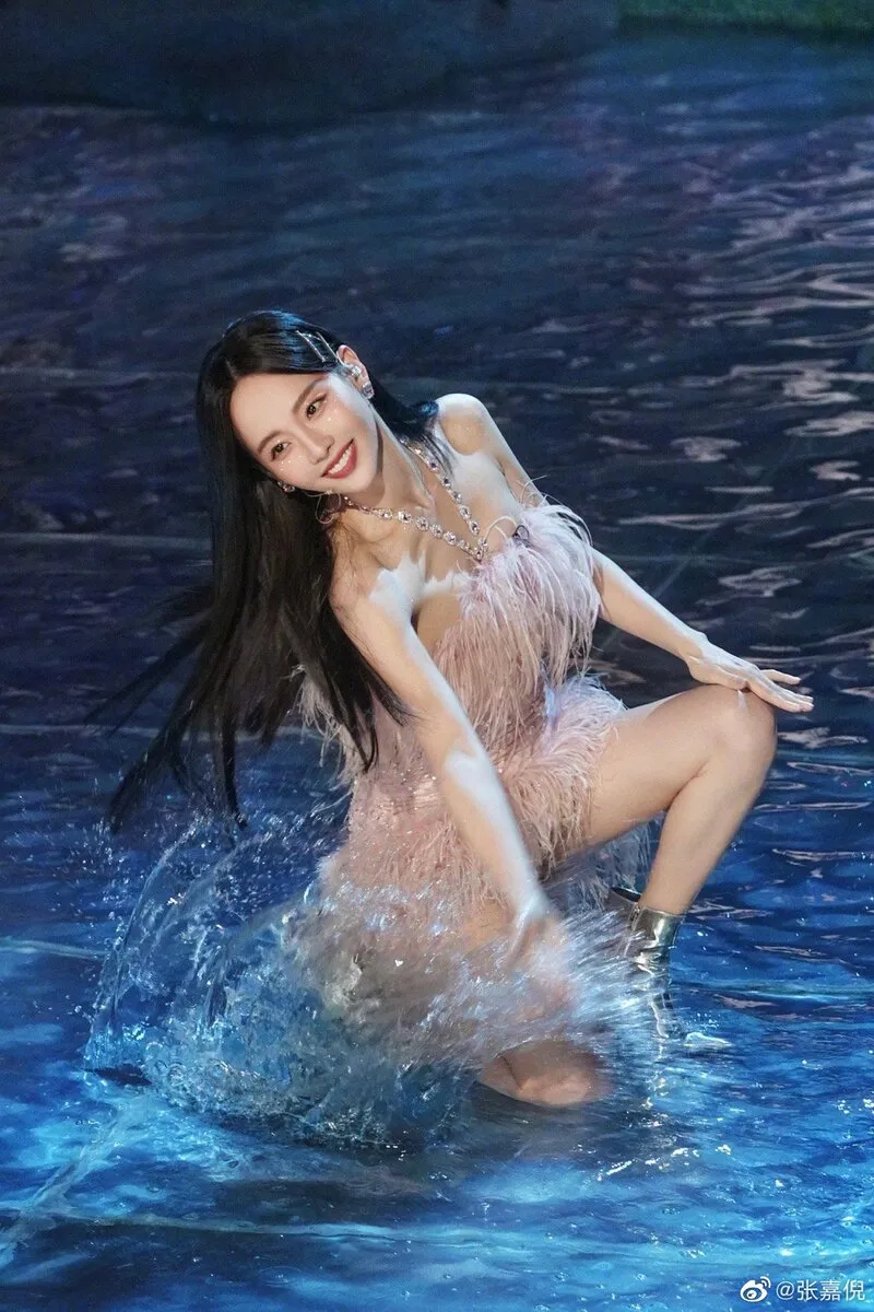 Trương Gia Nghê thoát lệnh cấm sóng sau gần một năm đi coi Lisa múa thoát y