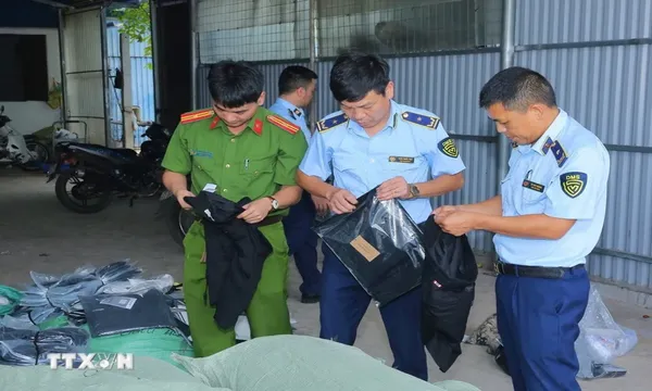 Đột kích xưởng may chui: Dior, Gucci, Burberry… đều là hàng nhái