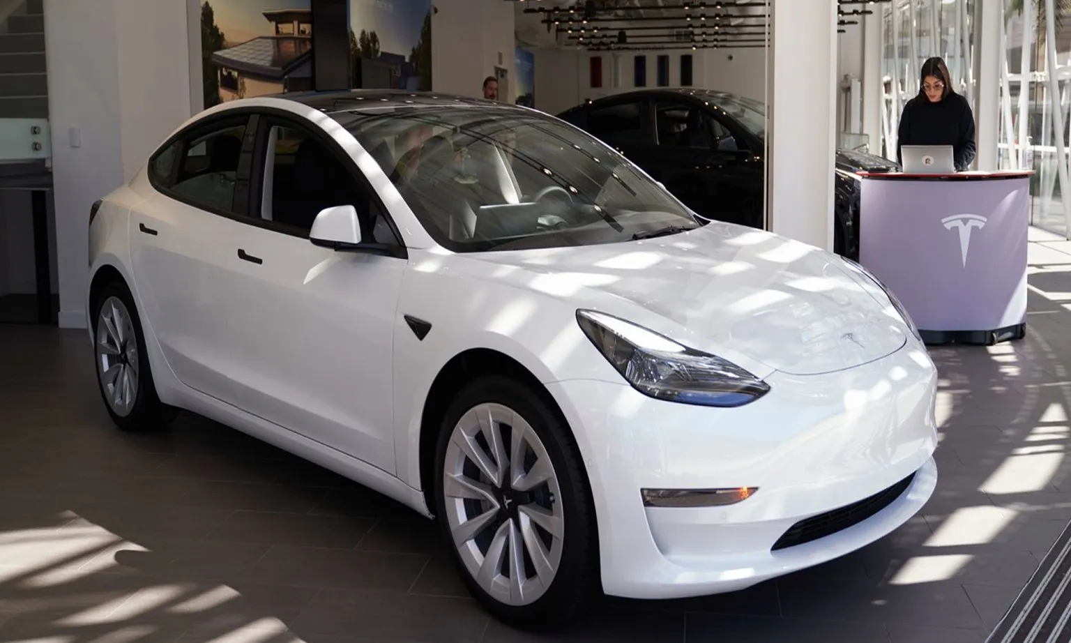 Tesla triệu hồi gần 2 triệu xe tại Mỹ vì tính năng Autopilot